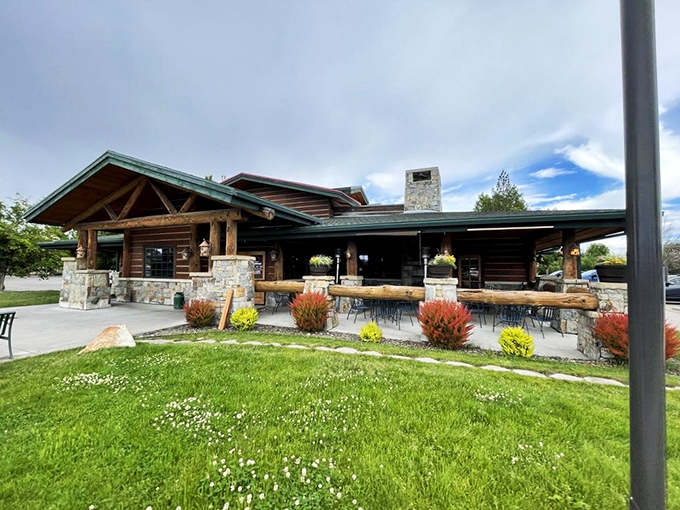 Breakfast with mountain lodge vibes? Yes, please! That outdoor seating area has "post-pancake digestion zone" written all over it.