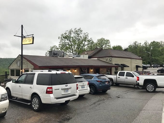 This wooden cabin looks like it teleported straight from Louisiana, bringing authentic bayou flavors along for the ride.