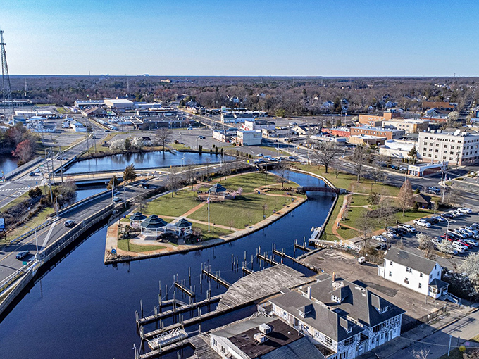 Where land meets water in Toms River, creating perfect spots for morning walks that cost nothing but deliver everything.