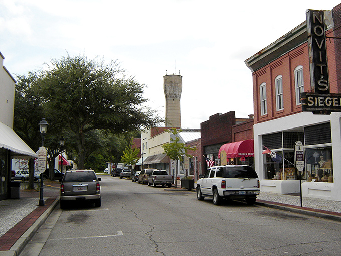 Sunshine glints off brick buildings in Walterboro's center, where shopping local isn't a trend&mdash;it's simply what neighbors do.
