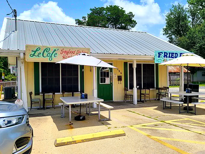 Le Cafe's unassuming exterior conceals seafood treasures within – proving the best Louisiana experiences often hide behind the simplest facades.
