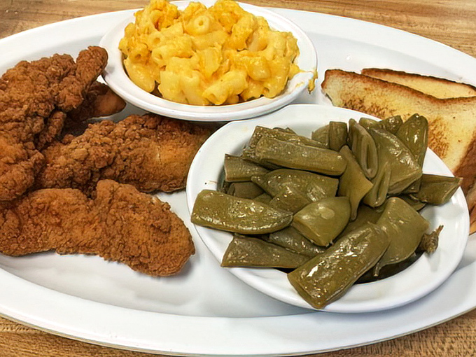 Fried chicken that's audibly crunchy paired with mac and cheese that's visibly creamy&mdash;this is what nutritionists mean by "balanced meal," right?