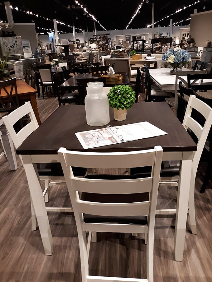 Farmhouse chic meets practical dining. This two-tone table setup has "Sunday family dinners" and "where memories are made" written all over it.