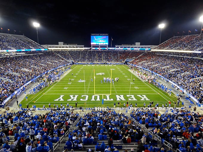 Kentucky football under the lights &ndash; where 70,000 friends gather to cheer like it's 1969 again!