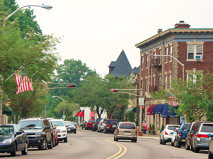 Roseland's tree-lined streets create the perfect small-town atmosphere. Every season brings a new palette to this canvas.