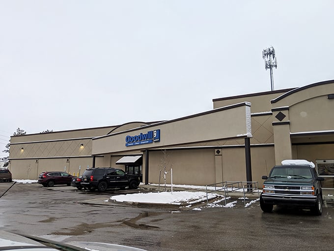 Under Kansas skies, this Goodwill location promises air-conditioned treasure hunting with new finds arriving daily.