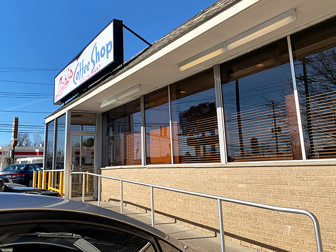 Those large windows let in the sunshine while keeping the delicious aromas of breakfast classics trapped inside where they belong&mdash;until you open the door.