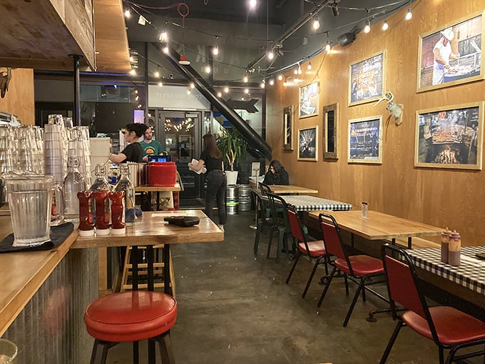 Simple, unpretentious dining where the focus remains squarely on what matters&mdash;the food. No white tablecloths to distract from the main event.