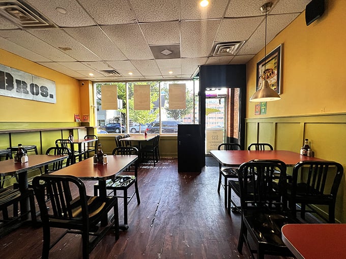 The dining room says, "We're not fancy, but we're honest." Like that friend who always tells you when you have spinach in your teeth.