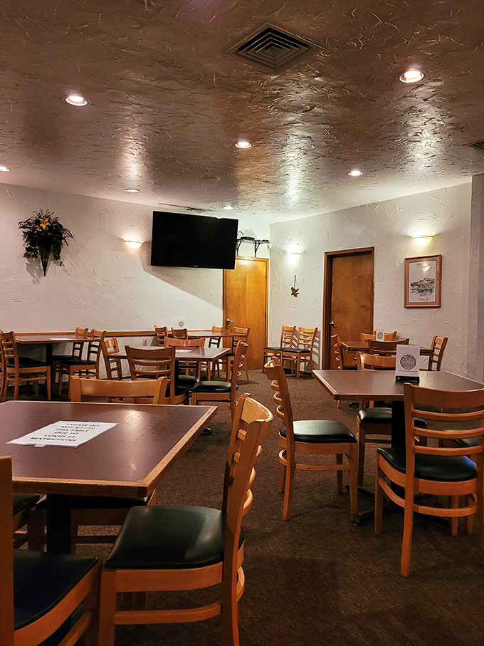 Dining room simplicity that lets the food be the star. Those textured walls have heard thousands of satisfied "Mmmmms" over the years.