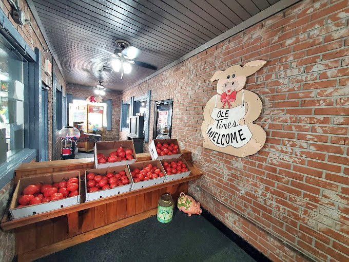 The entrance area's fresh tomato display and pig welcome sign say everything you need to know &ndash; farm-fresh goodness awaits inside!