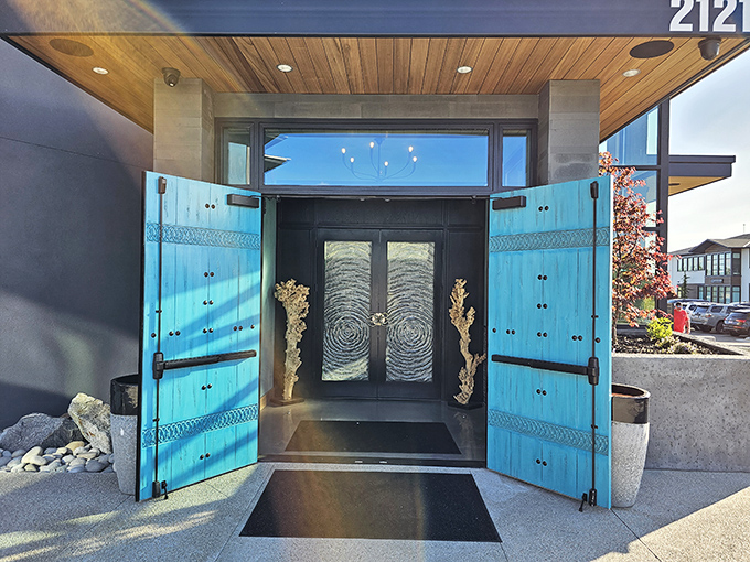 Coa Del Mar's contemporary design mirrors its modern approach to seafood &ndash; familiar classics with unexpected twists that delight even the most traditional palates.