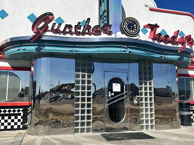 Gunther Toody's retro entrance looks like 1955 decided to stick around just for breakfast lovers.