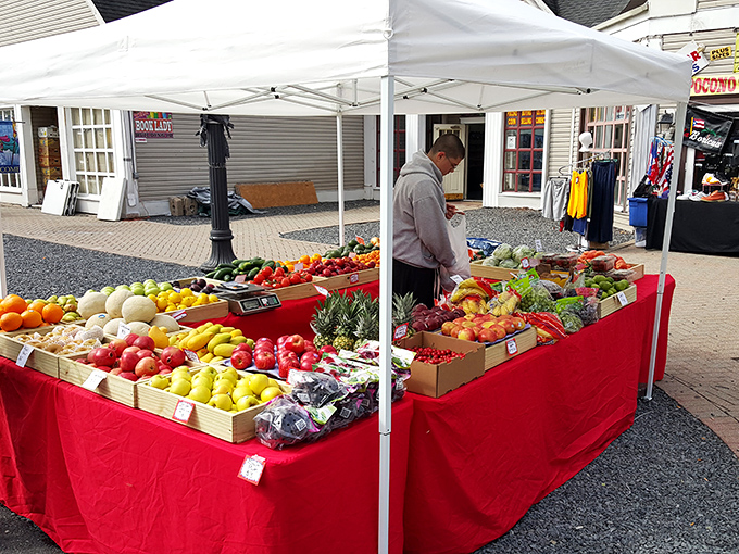 Retro retail therapy! Rossi's distinctive Art Deco facade welcomes bargain hunters to one of Pennsylvania's most beloved shopping destinations.