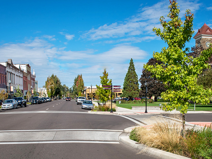 The greens add natural beauty to Dallas's peaceful setting. Those retirement homes with nature views would cost millions elsewhere!