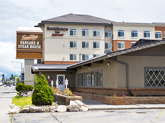 Nestled beside modern hotels, Smitty's keeps breakfast traditions alive. Those brick planters have witnessed countless breakfast pilgrimages.