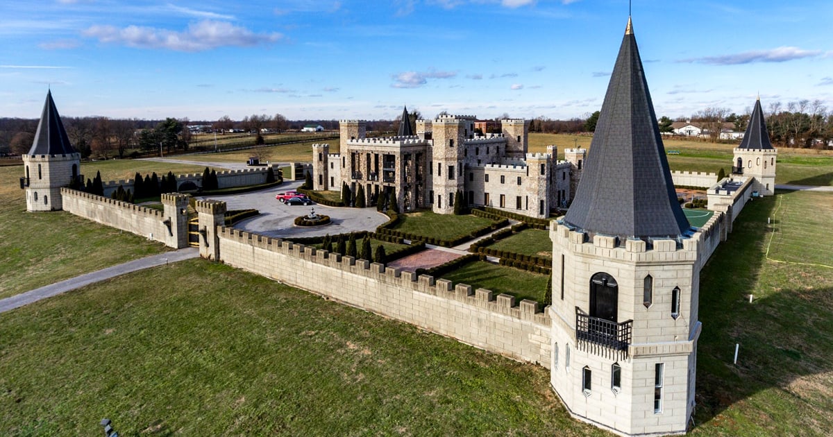 People Drive From All Over Kentucky Just To See This Gorgeous Castle