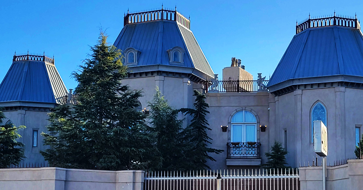 People Drive From All Over New Mexico Just To See This Gorgeous Castle