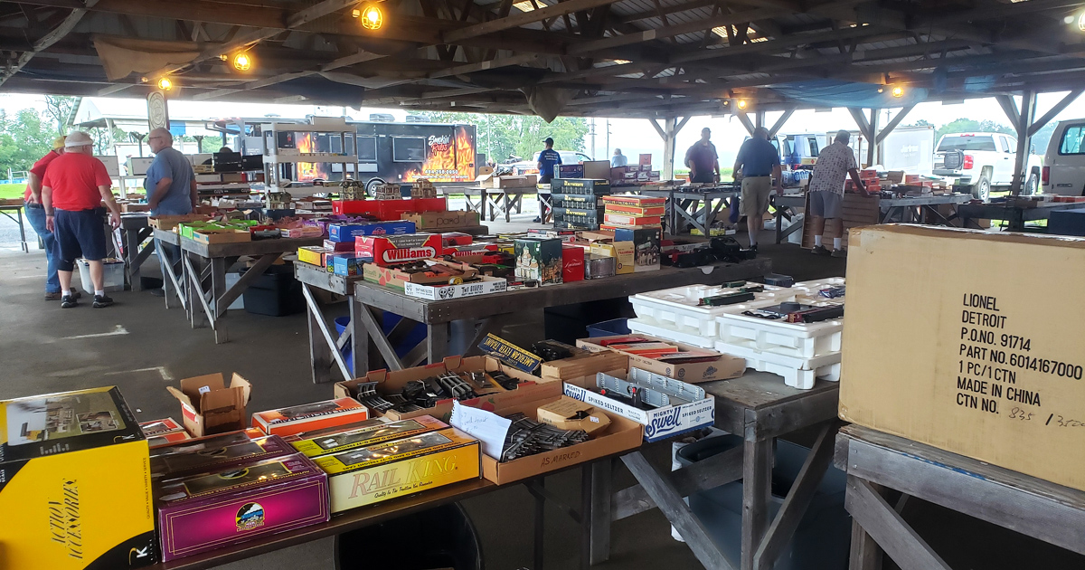 Pennsylvania Locals Are Flocking To This Massive Indoor Flea Market For ...