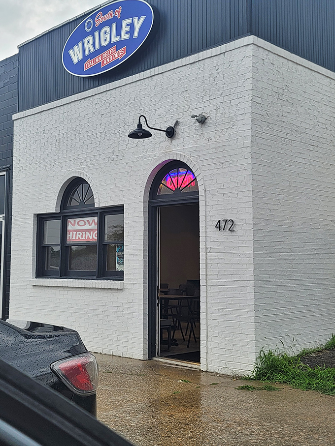 A slice of Chicago in the Bluegrass State! South of Wrigley's iconic blue sign promises Windy City delights that'll make your taste buds do the happy dance.