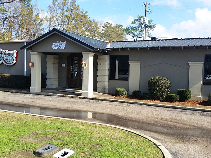 The unassuming exterior of Glory Bound Gyro Co. proves that culinary treasures often hide in plain sight, waiting for adventurous eaters to discover them.