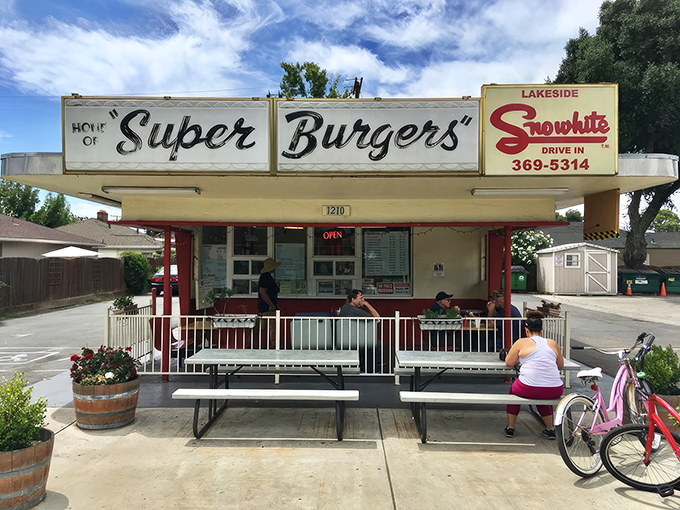 The unassuming exterior of Super Burgers (formerly Snowhite Drive In) proves once again that culinary treasures often hide in plain sight. 