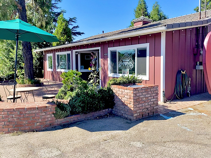 The rustic log cabin exterior with its signature red doors beckons pie lovers like a siren song for the sweet-toothed.