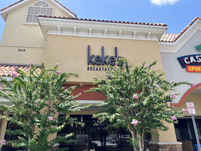 Keke's welcomes morning warriors with its cheerful exterior and flowering trees—like Florida sunshine in architectural form.