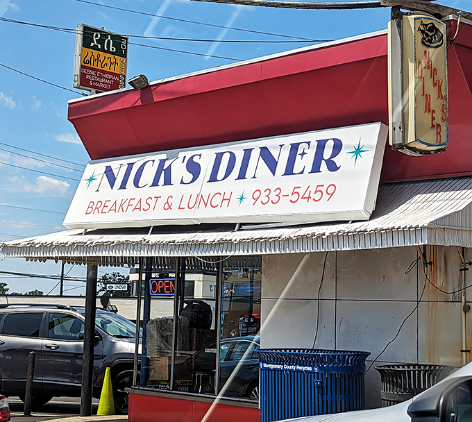 That classic red awning beckons like a lighthouse for breakfast lovers navigating suburban hunger pangs.