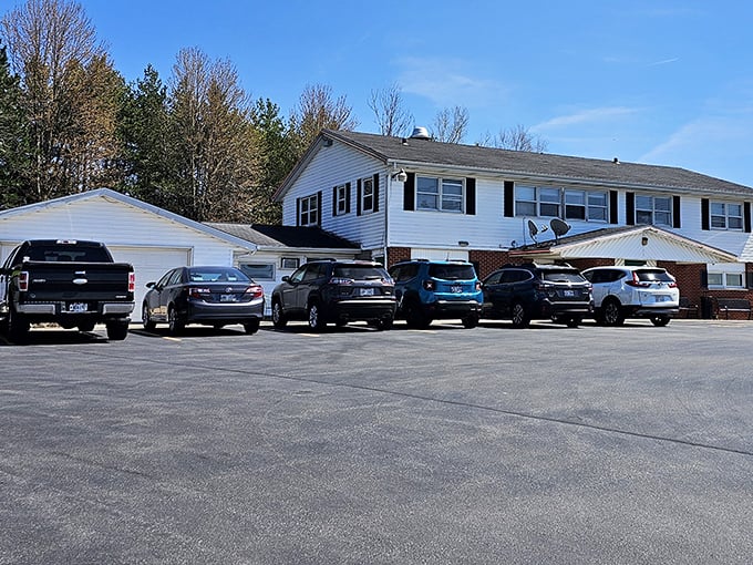 The unassuming exterior of Chicken Licks might fool you, but those packed parking spaces tell the real story&mdash;chicken pilgrims have arrived.