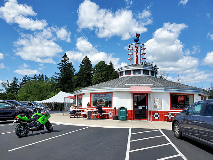 The mothership of comfort food has landed in Cedarburg! Wayne's iconic circular building with its retro crown beckons hungry time travelers from miles around.
