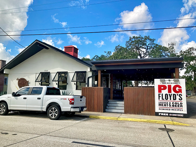 The modest exterior of Pig Floyd's hides a flavor powerhouse within – like finding a Michelin-starred chef cooking in your neighbor's kitchen.