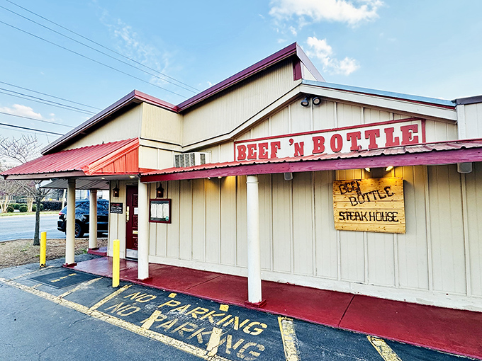 The unassuming exterior of Beef 'N Bottle is like finding a paperback classic in a world of flashy hardcovers&mdash;modest on the outside, magnificent within.