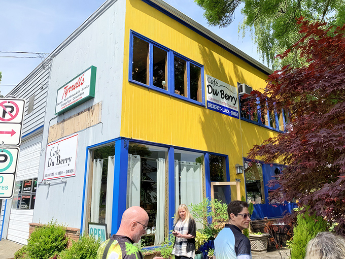 The sunshine-yellow exterior of Cafe Du Berry stands out like a cheerful beacon, promising breakfast delights within those blue-trimmed windows.