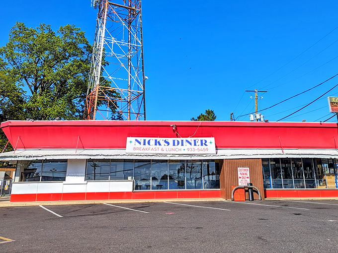That classic red awning beckons like a lighthouse for breakfast lovers navigating suburban hunger pangs.