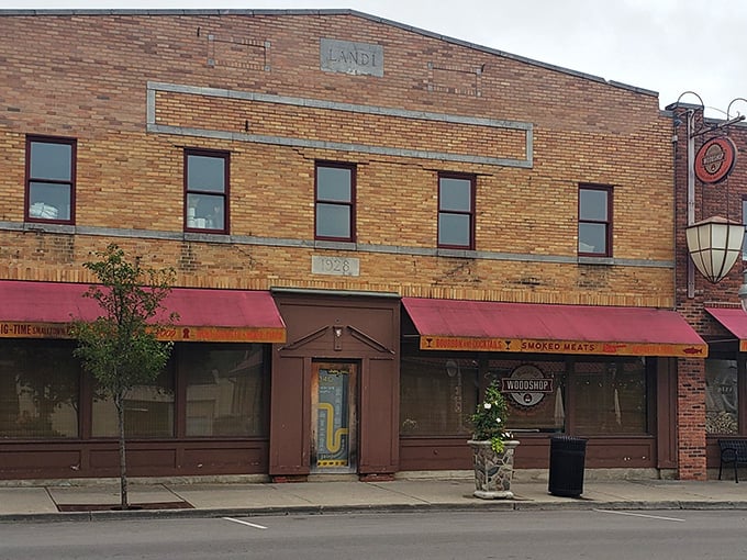 The unassuming brick exterior of Union Woodshop hides culinary treasures within, like a speakeasy for smoked meat enthusiasts rather than bootleg bourbon.