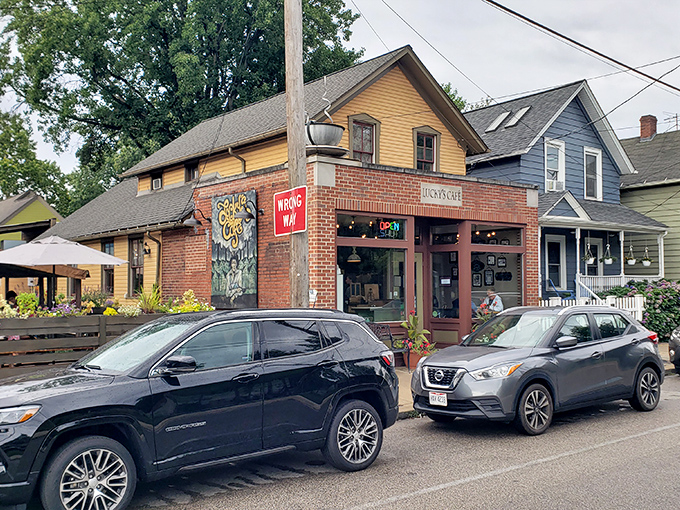 Lucky's brick fa&ccedil;ade welcomes you like an old friend, complete with charming benches where weekend warriors patiently await breakfast nirvana.