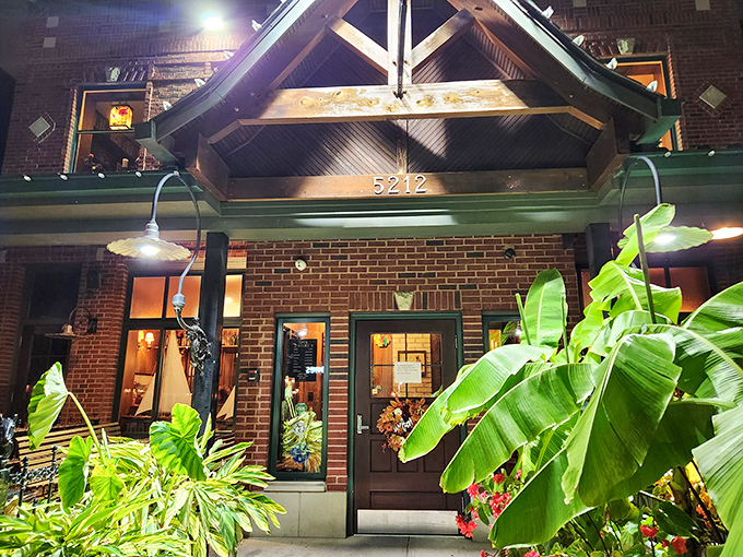 The Aristocrat's brick exterior with its lush hanging ferns creates that "where have you been all my life?" first impression that great neighborhood pubs aspire to.