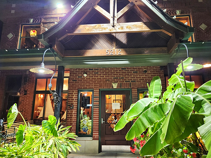 The Aristocrat's brick exterior with its lush hanging ferns creates that "where have you been all my life?" first impression that great neighborhood pubs aspire to.