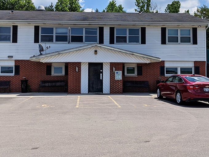 The unassuming exterior of Chicken Licks might fool you, but those packed parking spaces tell the real story&mdash;chicken pilgrims have arrived.