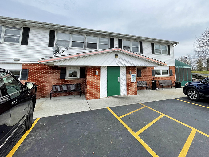 The unassuming exterior of Chicken Licks might fool you, but those packed parking spaces tell the real story&mdash;chicken pilgrims have arrived.