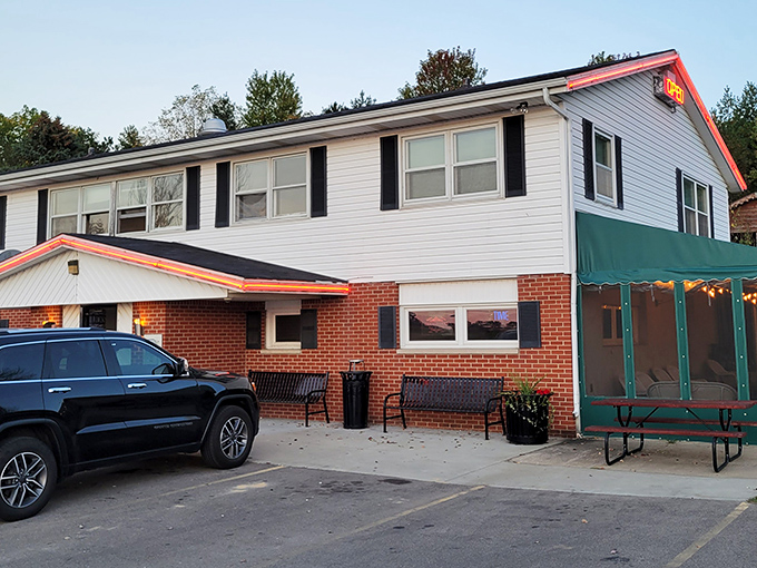 The unassuming exterior of Chicken Licks might fool you, but those packed parking spaces tell the real story&mdash;chicken pilgrims have arrived.