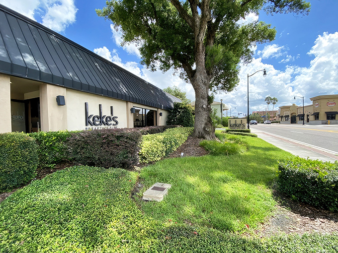 Keke's welcomes morning warriors with its cheerful exterior and flowering trees&mdash;like Florida sunshine in architectural form.