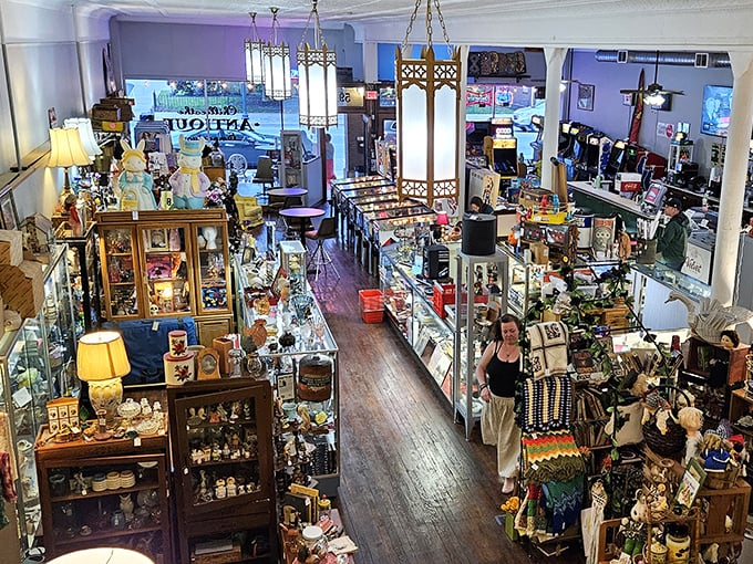 You will find unique vintage treasures and nostalgic collectibles as you explore the charming aisles of Chillicothe Antique Emporium.