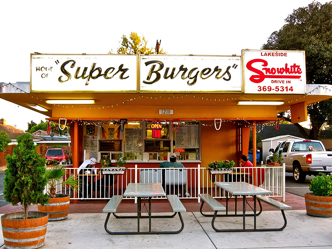 The unassuming exterior of Super Burgers (formerly Snowhite Drive In) proves once again that culinary treasures often hide in plain sight.