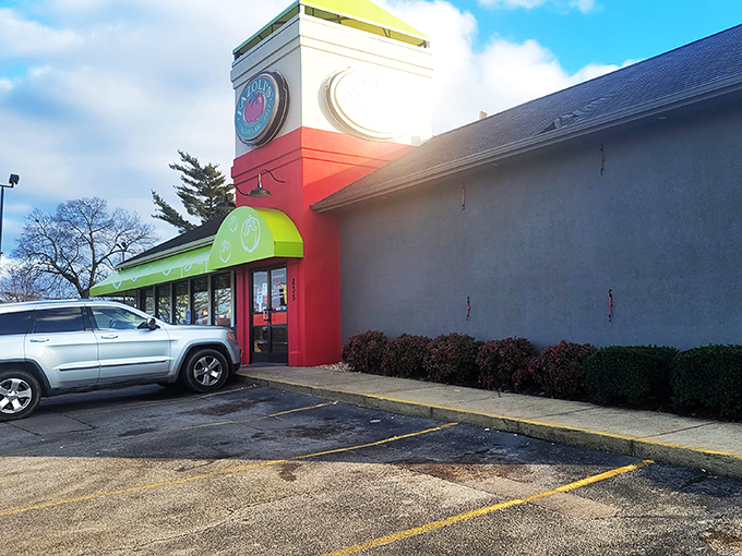 The unmistakable red and green exterior of Fazoli's stands like a beacon for pasta lovers across Murfreesboro, promising Italian-American comfort without the fuss.
