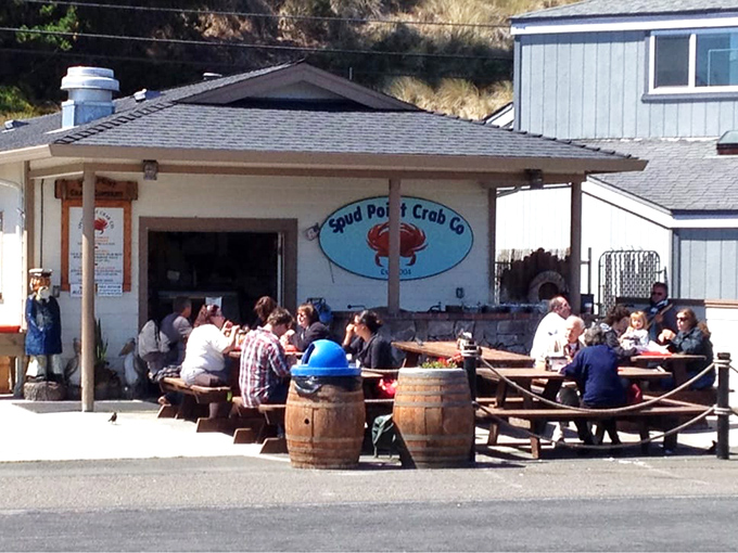 The unassuming exterior of Spud Point Crab Company proves once again that in the seafood world, the humblest buildings often hide the greatest treasures.