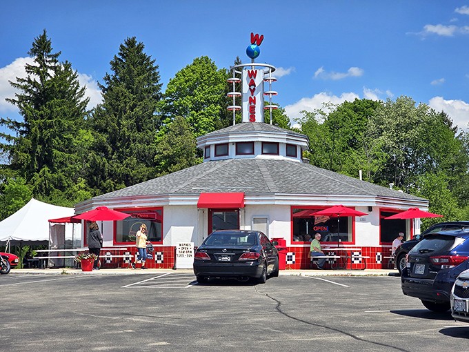 The mothership of comfort food has landed in Cedarburg! Wayne's iconic circular building with its retro crown beckons hungry time travelers from miles around.
