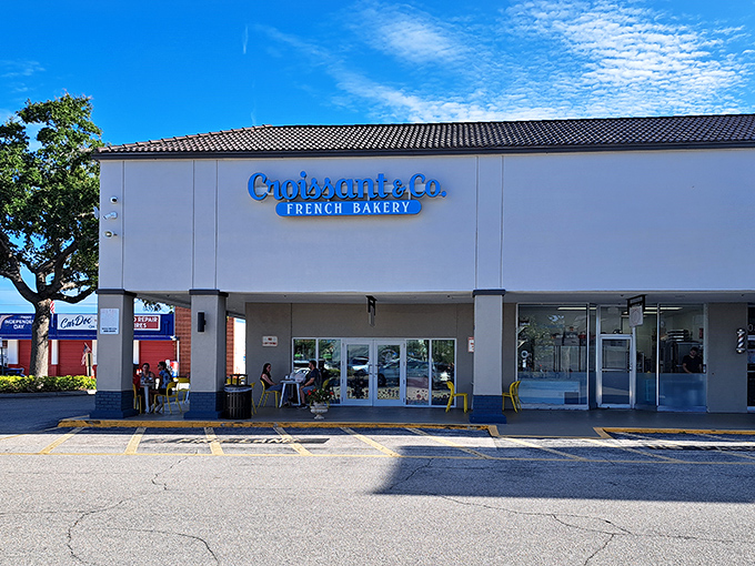 A bakery fa&ccedil;ade that whispers, "Yes, we're worth the calories."