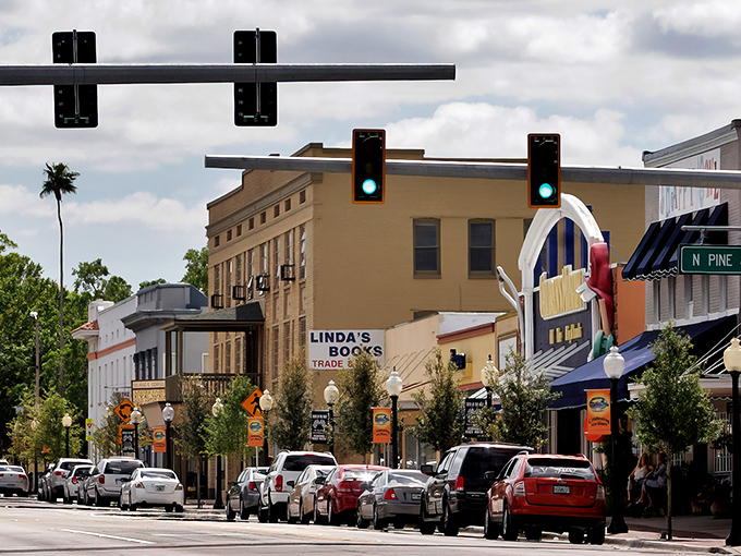 Downtown Sebring welcomes you with wide sidewalks and historic buildings &ndash; a refreshing change from Florida's usual "mall or nothing" approach to urban planning. 